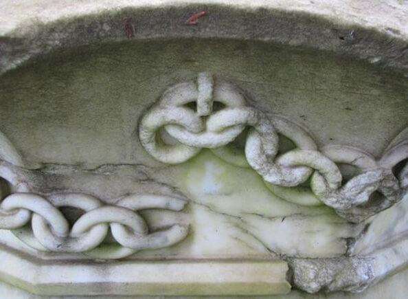 What does a broken chain on a gravestone mean?